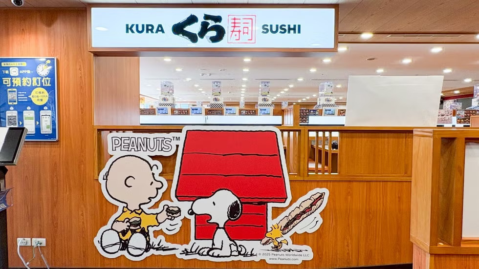 2025超萌聯名來襲！藏壽司 × 史努比Peanuts期間限定登場 13款扭蛋＋提袋抱枕＋壓克力吊飾，粉絲快衝！ - oneone宇宙
