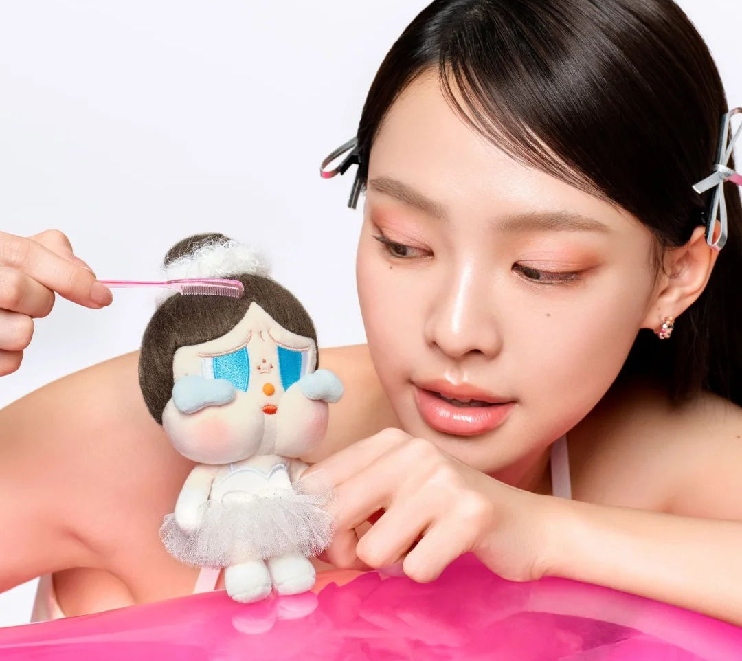 泡泡瑪特POP MART全新人氣力作！CRYBABY哭娃「SHINY SHINY毛絨吊飾」夢幻亮相！化身少女心最強時尚配件！oneone商城 ...